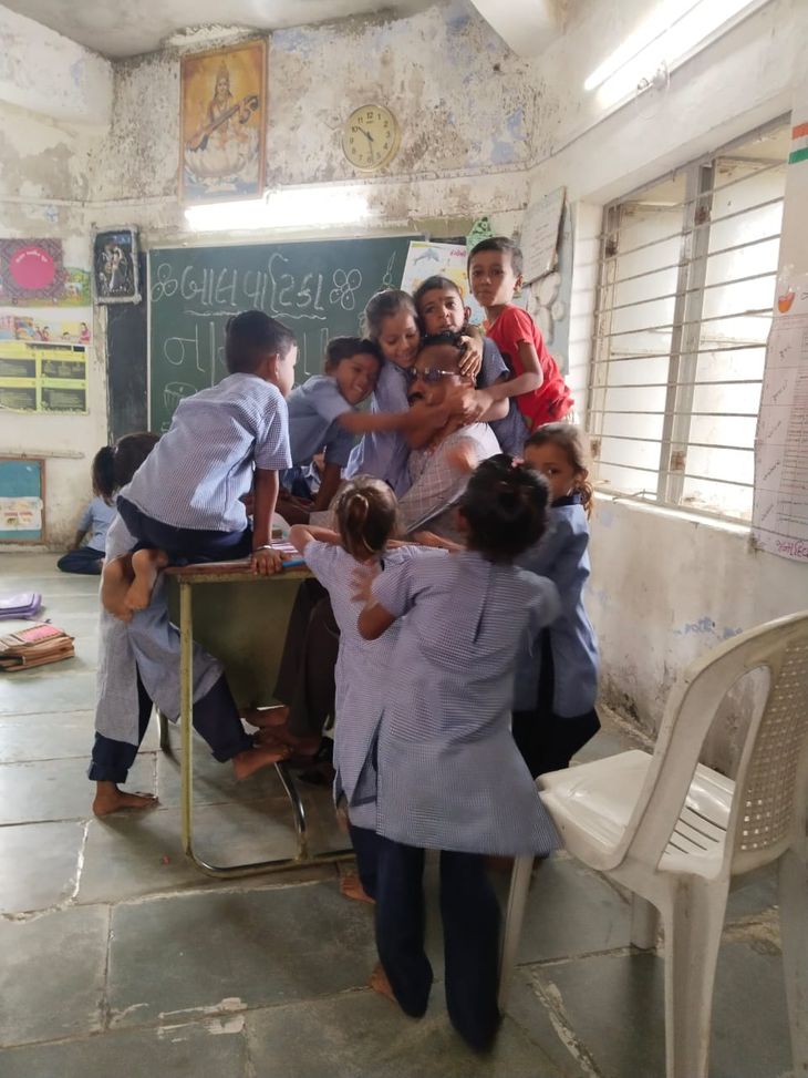 The sweet process of calling the children by clapping, jumping and ...