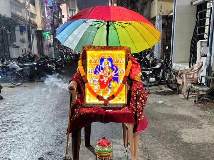 At Yogichowk in Tirupati society, Satame Norte all flocked to the black ...