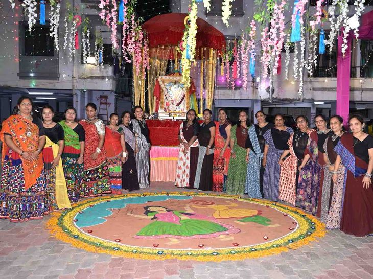 Residents of Shikhar Apartments in Ghodasar area of Ahmedabad wore the ...