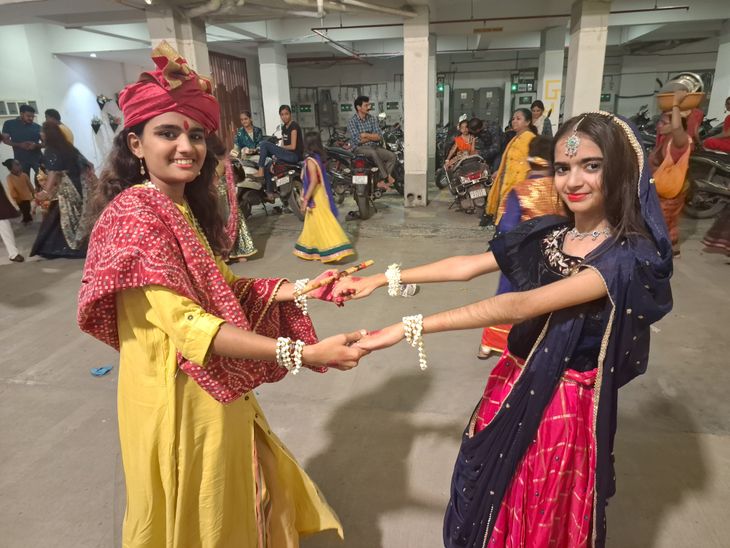 Vesbhusha was held at Satam Garba in Ratnasagar Heights, New Ranip | મારી સોસાયટી મારી નવરાત્રિ ...