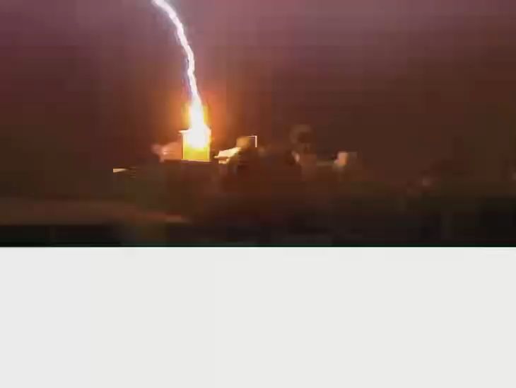 Scenes of lightning strike captured on CCTV | વીજળી પડ્યાના દૃશ્યો ...