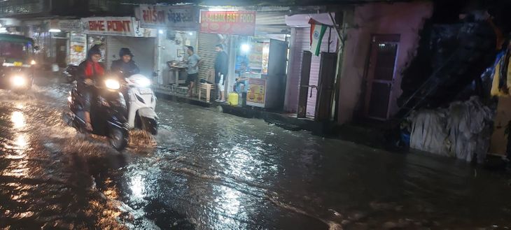 Navsari city received 2/4 inches of rain in the evening, washed away ...