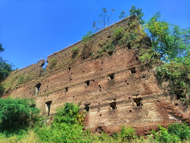The wall of the Rani Mahal at the foot of the Songarh fort is intact ...