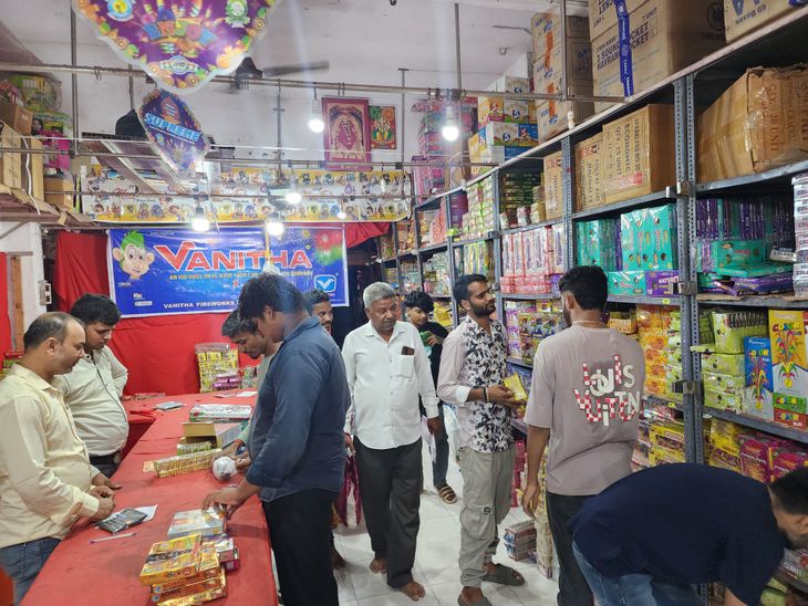 In Navsari, crackers market is without customers due to slump in ...