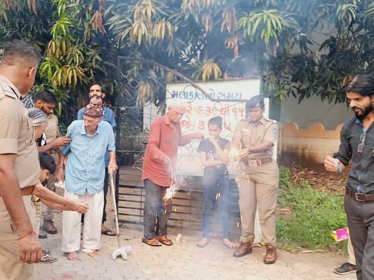 Navsari village police celebrate Diwali with old age home residents ...