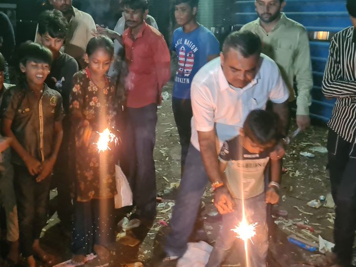 In Jamnagar, MLA Divyesh Akbari celebrated Diwali with slum children by ...