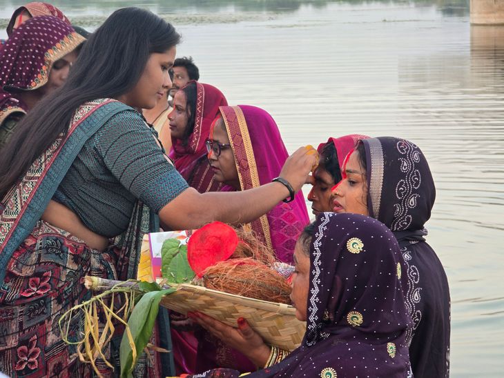 The women performed sandhya pooja on the bank of Hathmati river and ...