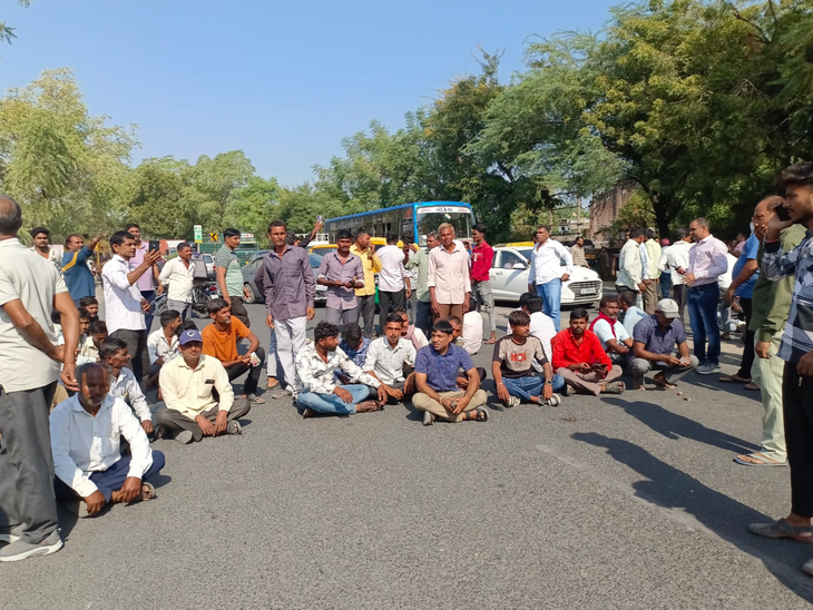 By farmers outside the cotton market on Chhatral Road in Kadini | કડી ...
