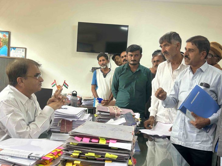 Farmers' presentation at Amreli district collector's office, threat of ...