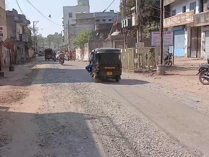 Former Nagar Sevak demanded to repair the road from Sage Tank to Girnar ...