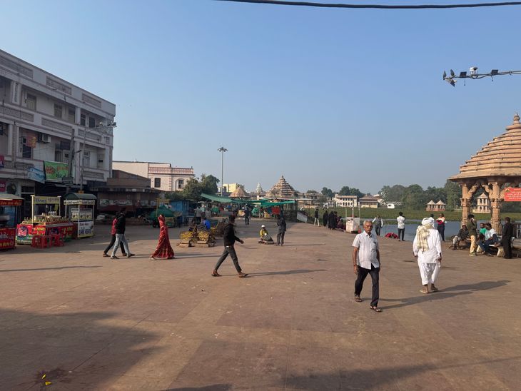 The ghat was seen open as the pressures from the Dakor Gomti coast ...