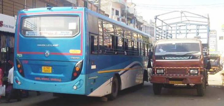 Raise hand at Netrang bus stand but ST bus does not stop | મુસાફરોમાં ...