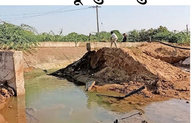 15 feet gap in Radhanesada distributary canal near Vavna Bardvi, water ...