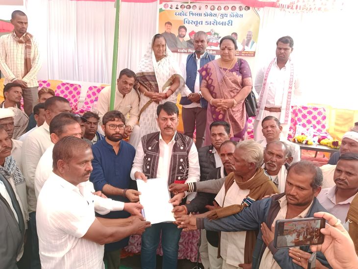 Farmers of Jalod 4 village present their representation to the ...