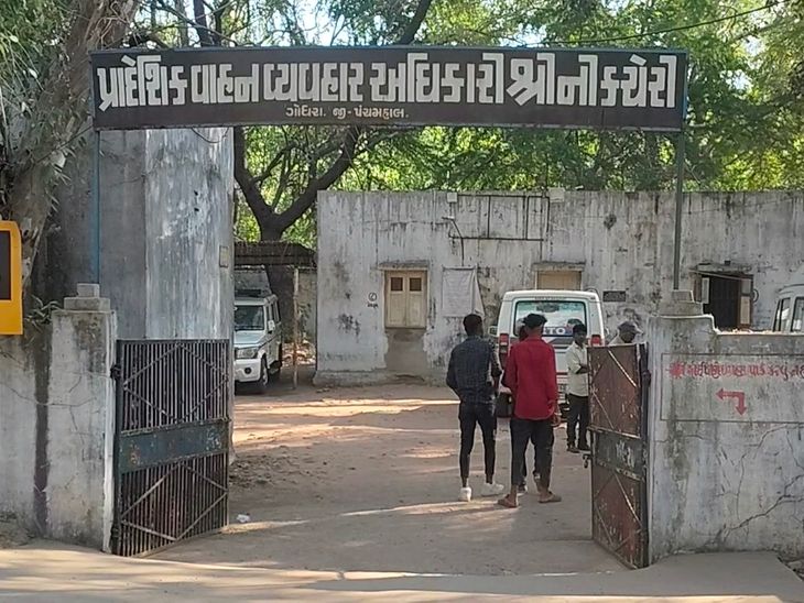 RTO turns a blind eye to agents who are staging sit-ins outside Godhra ...