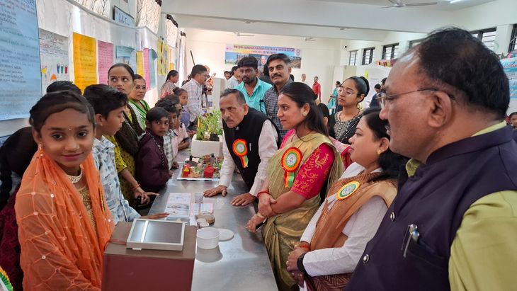75 works presented at scientific exhibition in Sankheda | સ્પર્ધા ...