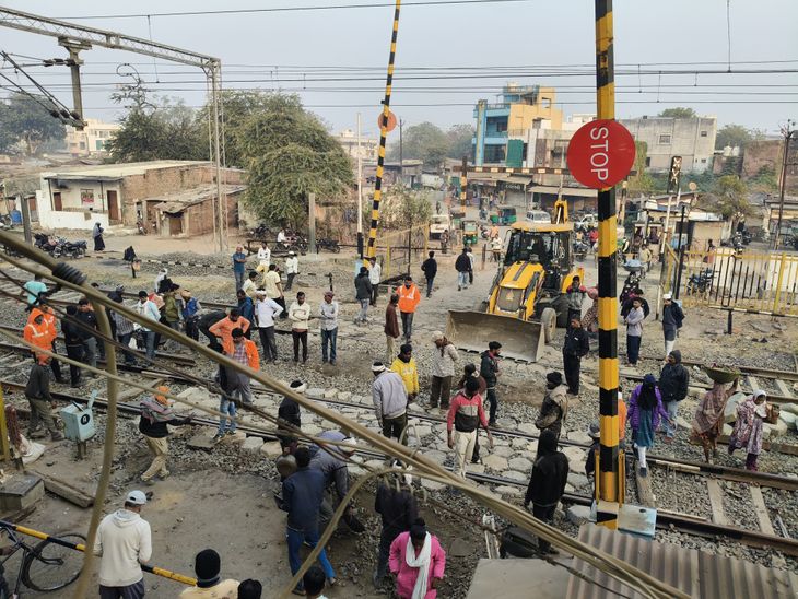 Traffic jam as Mahudi Bagol railway gate in Dabhoi remains closed for ...