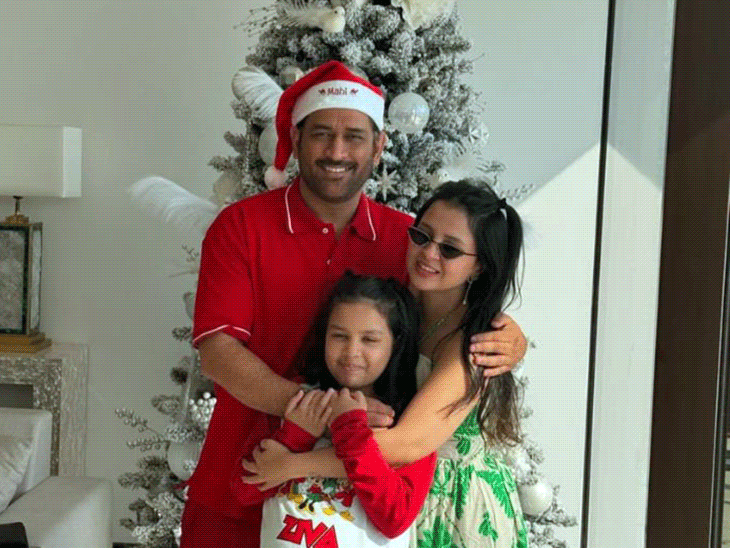 MS Dhoni seen in Santa Clause look on Christmas; Wife Sakshi posted on ...