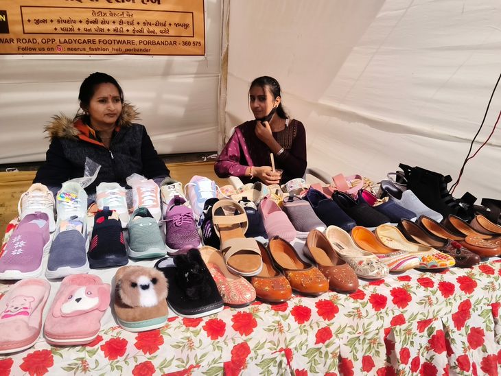 Food stalls and various competitions were held