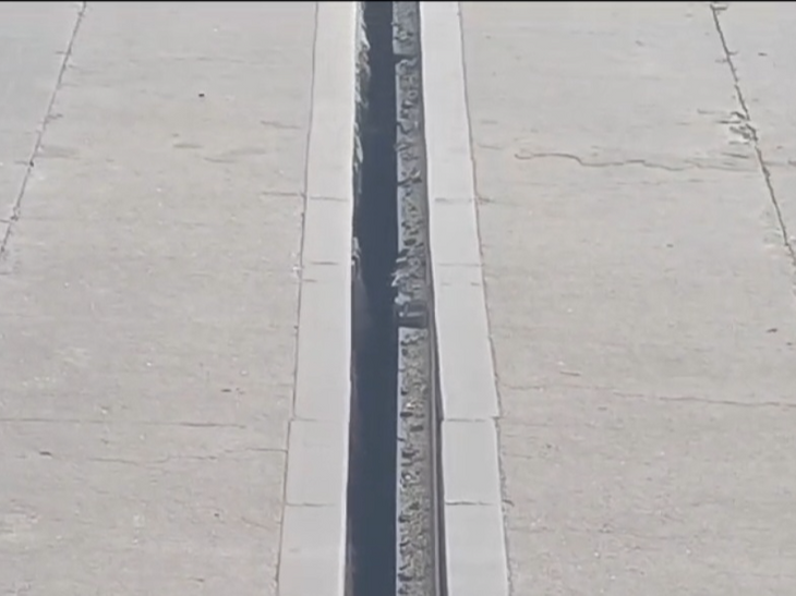 A 6-inch gap has formed between the spans of the bridge. | બ્રિજના ...