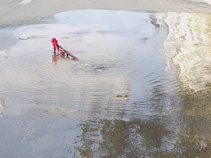 Water line ruptured near Vadodara Gotri Kalpavriksha, thousands of ...