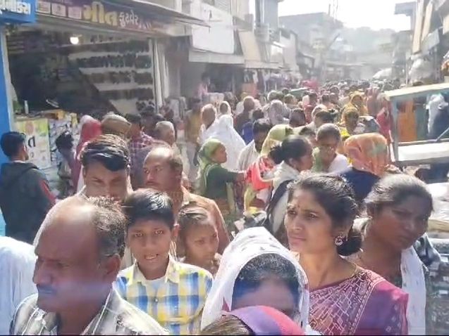 Crowd of devotees at Visaman Bapu's place in the pilgrimage site of ...