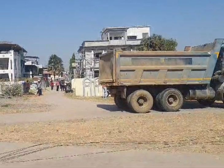 Dumper driver breaks eight electricity poles | ડમ્પર ચાલકે આઠ વીજ પોલ ...