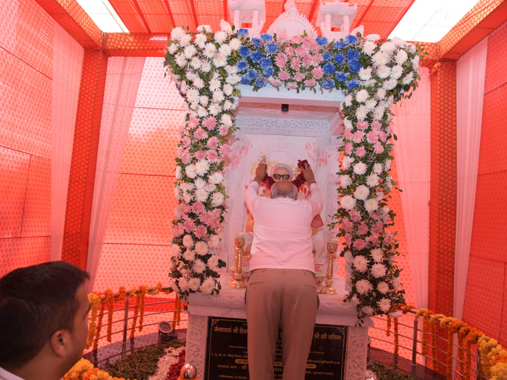 The Chief Minister inaugurated the statue of the Jain guru near the ...
