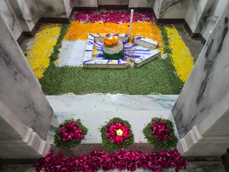 God was decorated with the tricolor in three temples of Himmatnagar ...