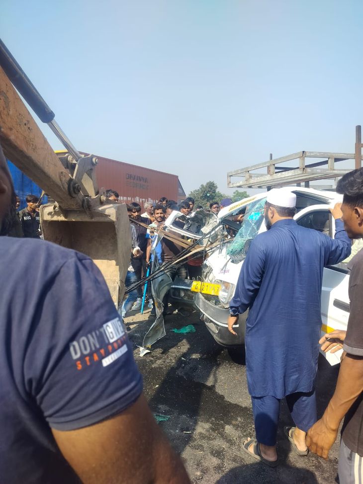 1 killed, over 20 injured after car hits tempo divider near Vesma Overbridge | અકસ્માત: વેસ્મા ...