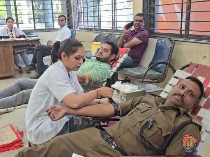 Blood donation camp at Bharuch RTO office | ભરૂચ RTO કચેરીમાં રક્તદાન ...