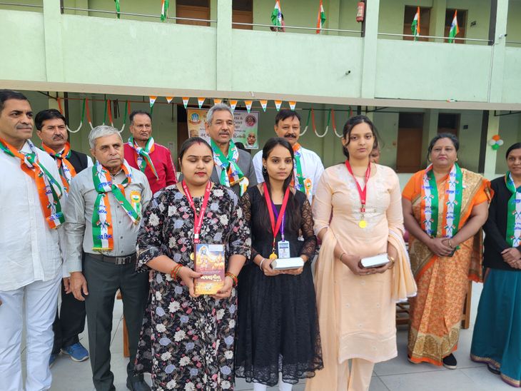 Students Ruchi Rajput, Urvashi Makwana and Jagruti Pandey won gold ...