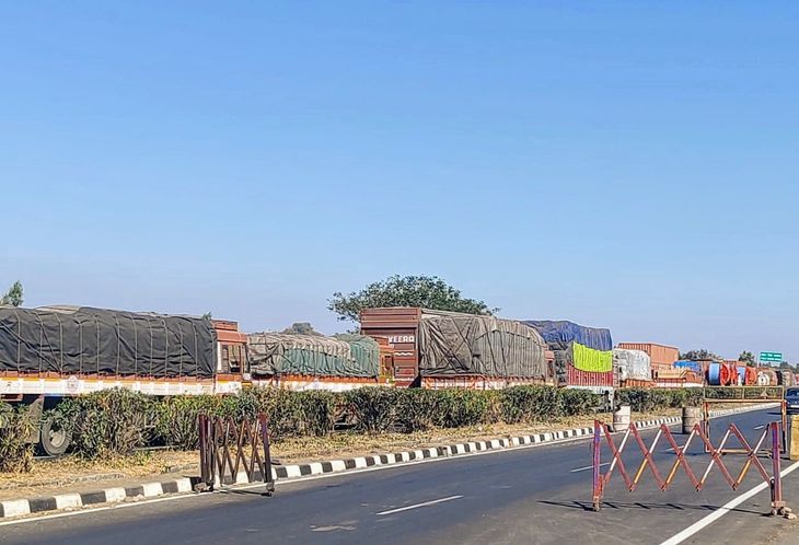 Long queue of vehicles at Maharashtra's Chinchpada gate closed for ...