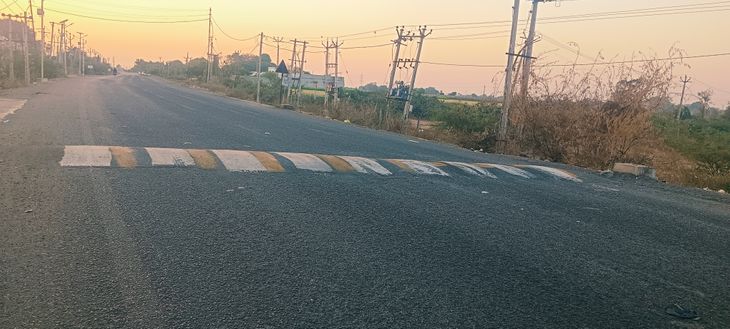 Radium strips applied to bumps on Gondal-Atkot highway | સુવિધા વધી ...