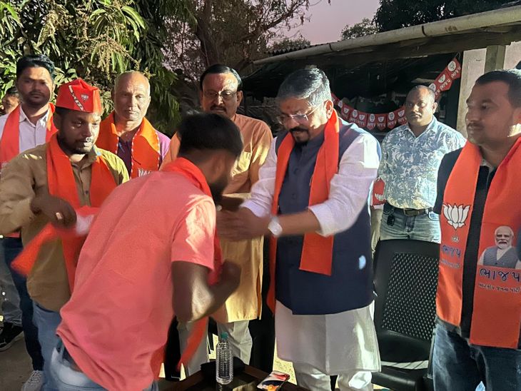 48 workers joined BJP in two days, defected in the presence of Naresh Patel