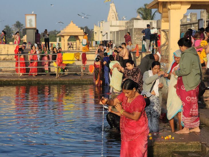 Devotees throng Triveni Sangam of Prabhas Tirtha on Purnima | પૂર્ણિમાએ ...