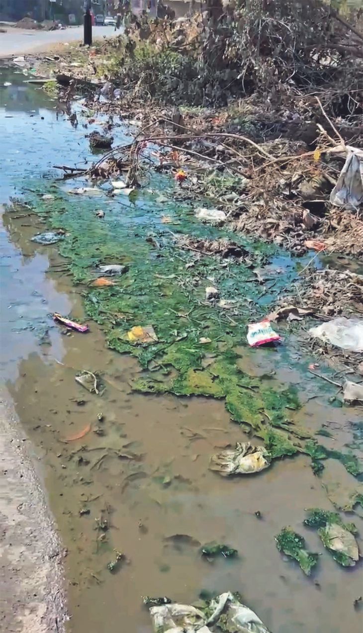 Garbage spilled out as sewer lids broke from Balitha towards Chiri in ...