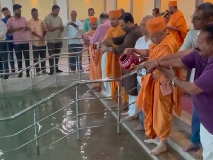 Saints brought water from the confluence of Prayag in the Mahakumbh ...