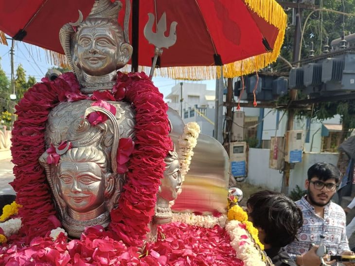 The procession started from Rameshwar Mahadev Temple, members of the ...