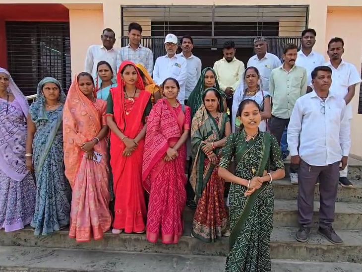 Sagbara's women sarpanches stage protest against MLA | સાગબારાની મહિલા ...