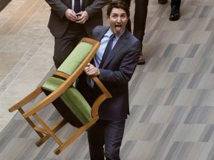 Justin Trudeau leaves Parliament with a chair in his hand | જસ્ટિન ...