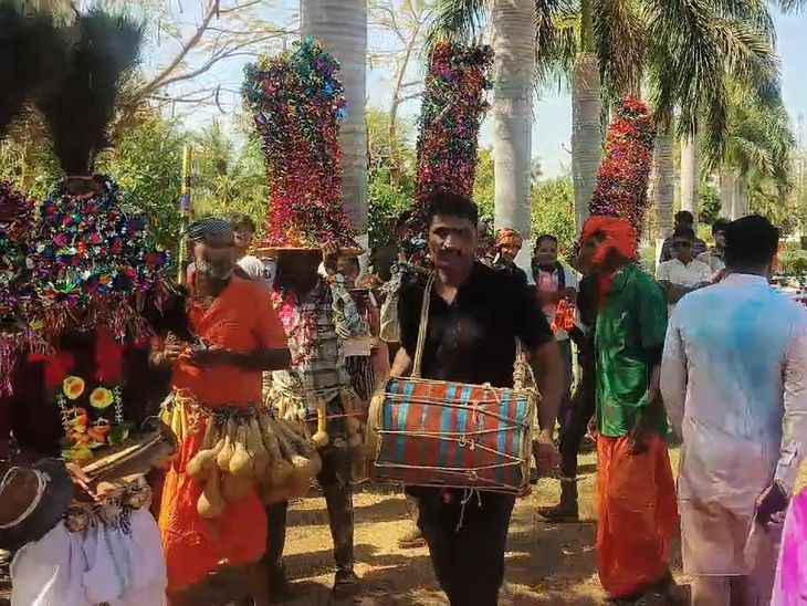 Residents of Naswadi-Kavat stage folk dances, trying to keep a ...