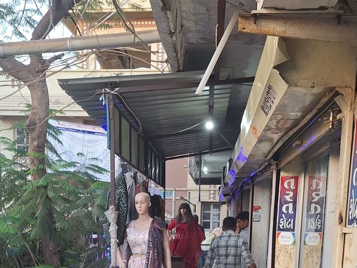 Illegal construction in Jalod Shopping Center