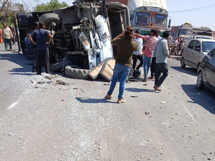 Accident between private bus and Bolero on Chela-Changa road in ...