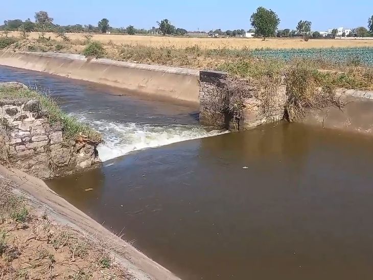 Leakage in Hathmati Canal in Prantij