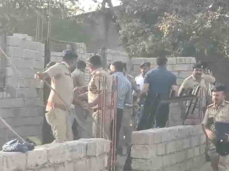 Clashes between police and bootleggers during liquor raid 72 liters of ...