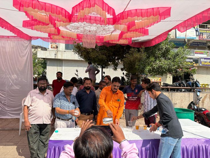 A program of distributing sarabat was organized on the martyrs' death ...