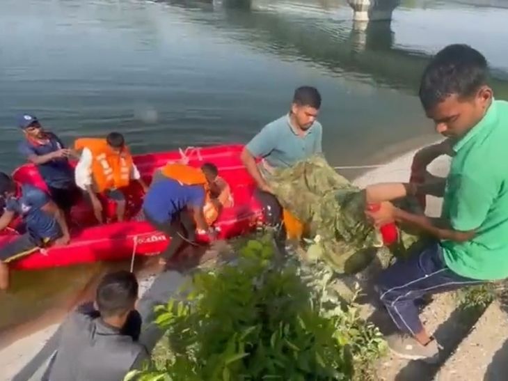 Two people died after drowning in Narmada river in Ambatlav village of ...