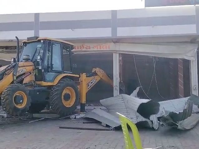 Bulldozer turns on pressures in rapper | રાપરમાં દબાણો પર બુલડોઝર ફરી ...