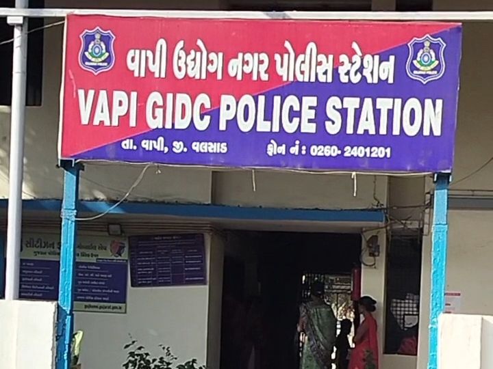 A youth was caught with two stolen mobile phones in Vapi GIDC, he had ...